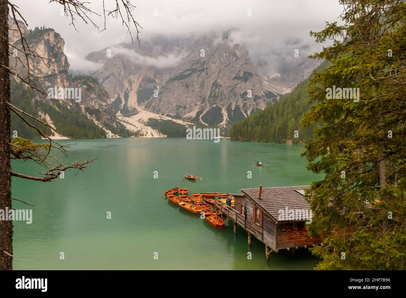 Lago di Braies un bellissimo lago di montagna sulle Dolomiti d'Italia Foto stock - Alamy