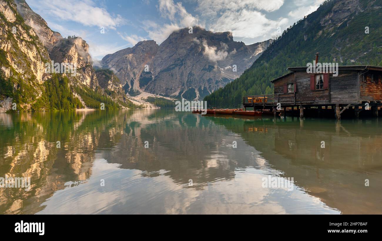 Lago di Braies un bellissimo lago di montagna sulle Dolomiti d'Italia Foto stock - Alamy