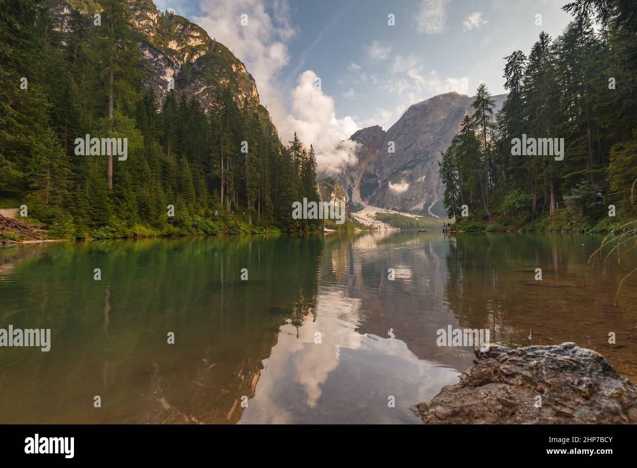 Lago di Braies un bellissimo lago di montagna sulle Dolomiti d'Italia Foto stock - Alamy