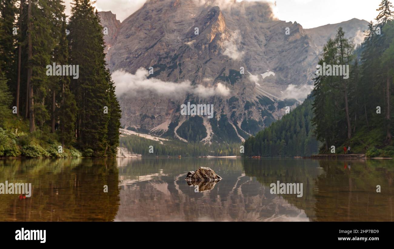Lago di Braies un bellissimo lago di montagna sulle Dolomiti d'Italia Foto stock - Alamy