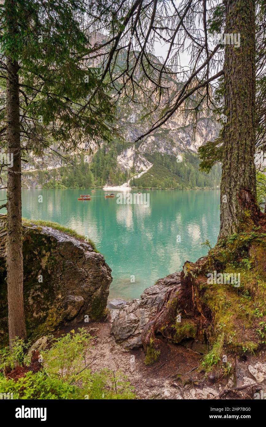 Lago di Braies un bellissimo lago di montagna sulle Dolomiti d'Italia Foto stock - Alamy