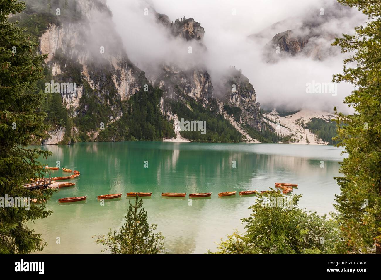 Lago di Braies un bellissimo lago di montagna sulle Dolomiti d'Italia Foto stock - Alamy