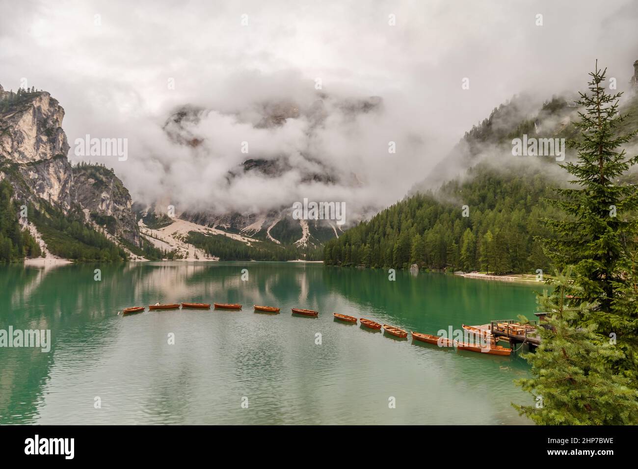 Lago di Braies un bellissimo lago di montagna sulle Dolomiti d'Italia Foto stock - Alamy