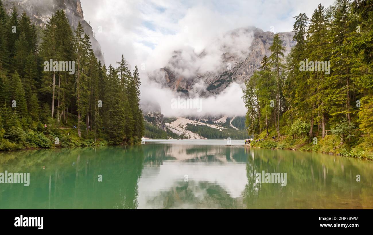 Lago di Braies un bellissimo lago di montagna sulle Dolomiti d'Italia Foto stock - Alamy