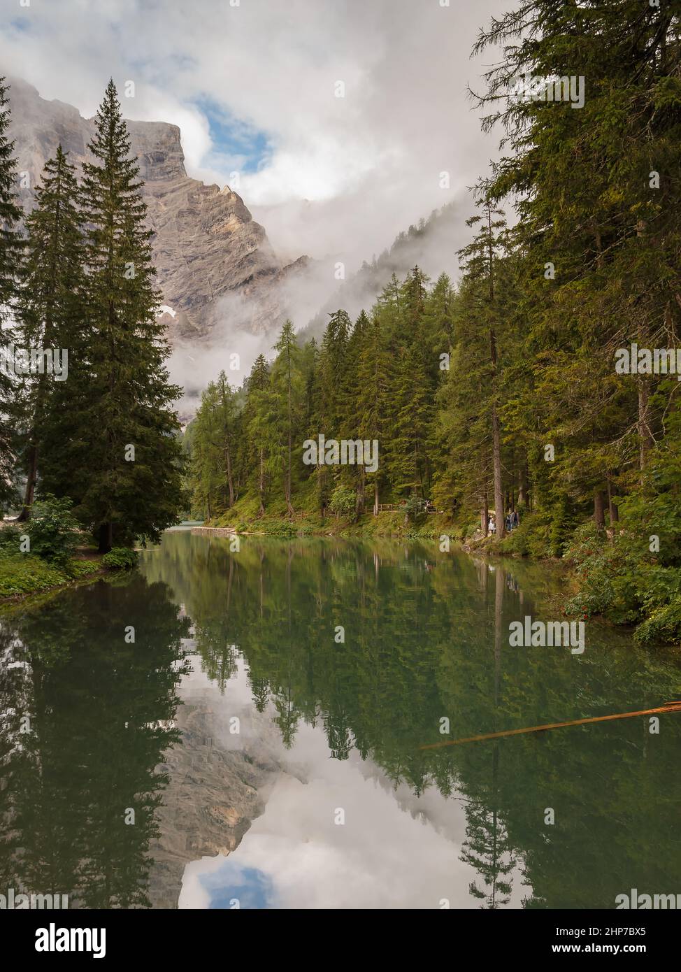Lago di Braies un bellissimo lago di montagna sulle Dolomiti d'Italia Foto stock - Alamy