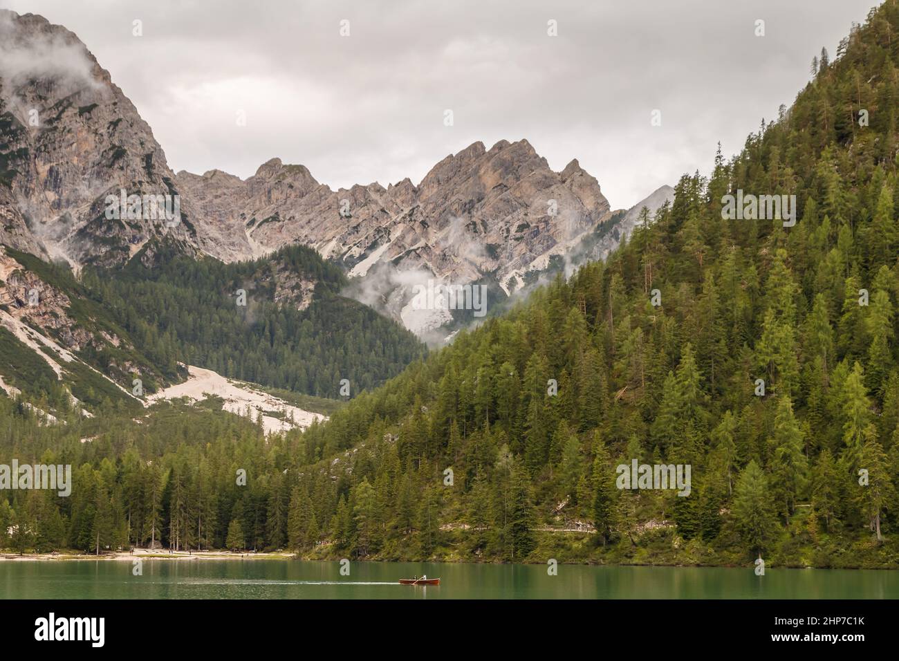 Lago di Braies un bellissimo lago di montagna sulle Dolomiti d'Italia Foto stock - Alamy