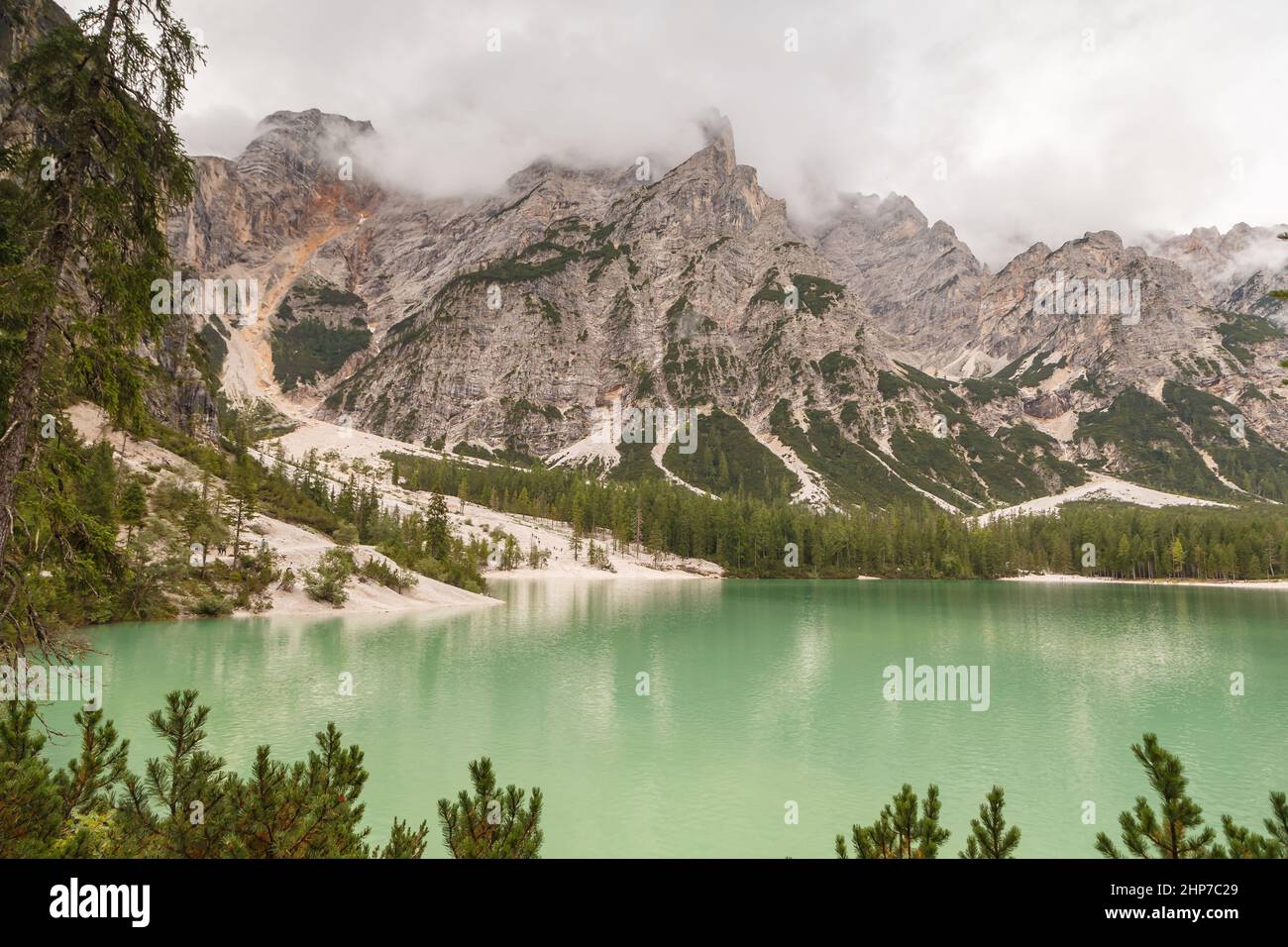 Lago di Braies un bellissimo lago di montagna sulle Dolomiti d'Italia Foto stock - Alamy