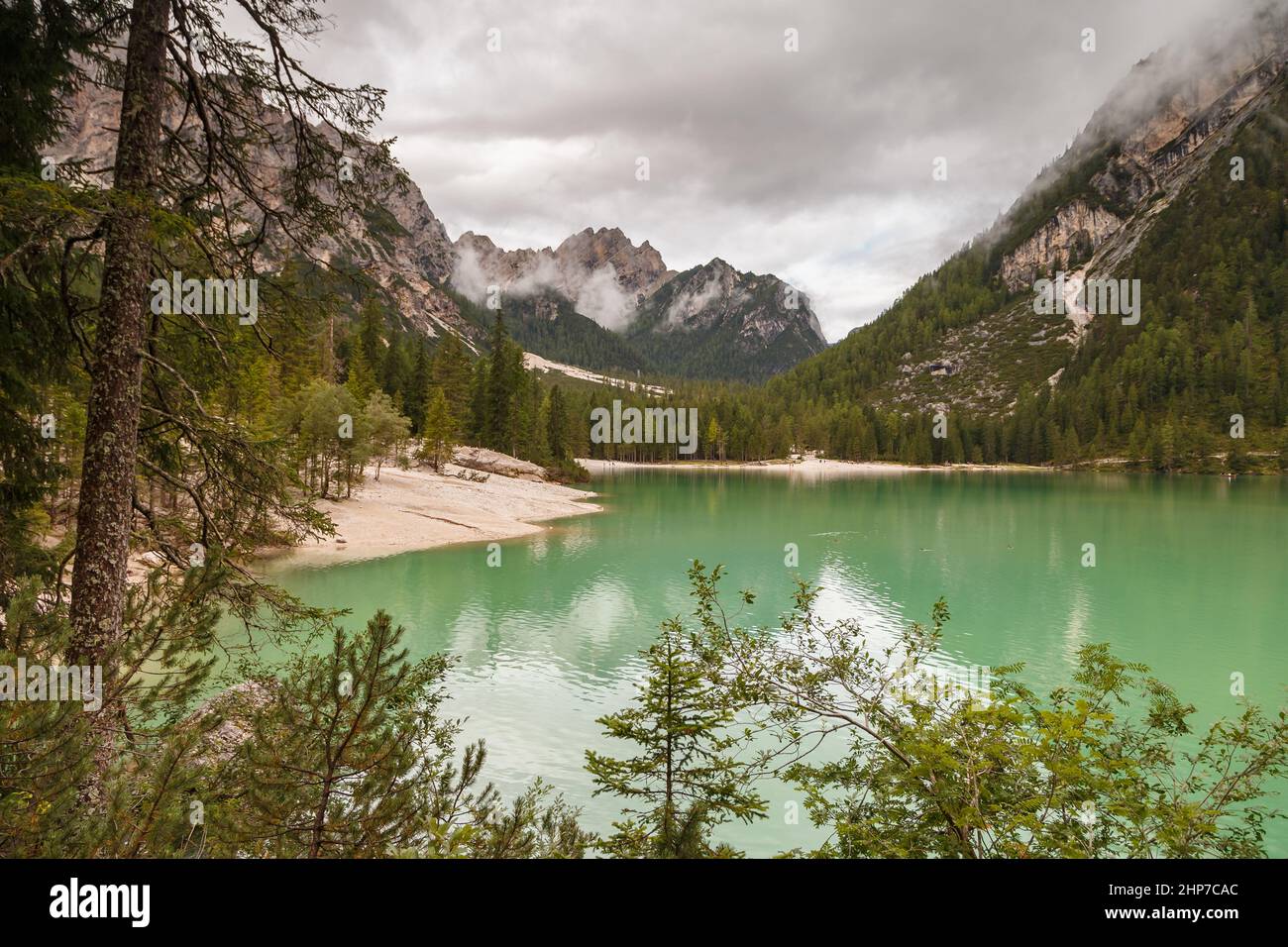 Lago di Braies un bellissimo lago di montagna sulle Dolomiti d'Italia Foto stock - Alamy