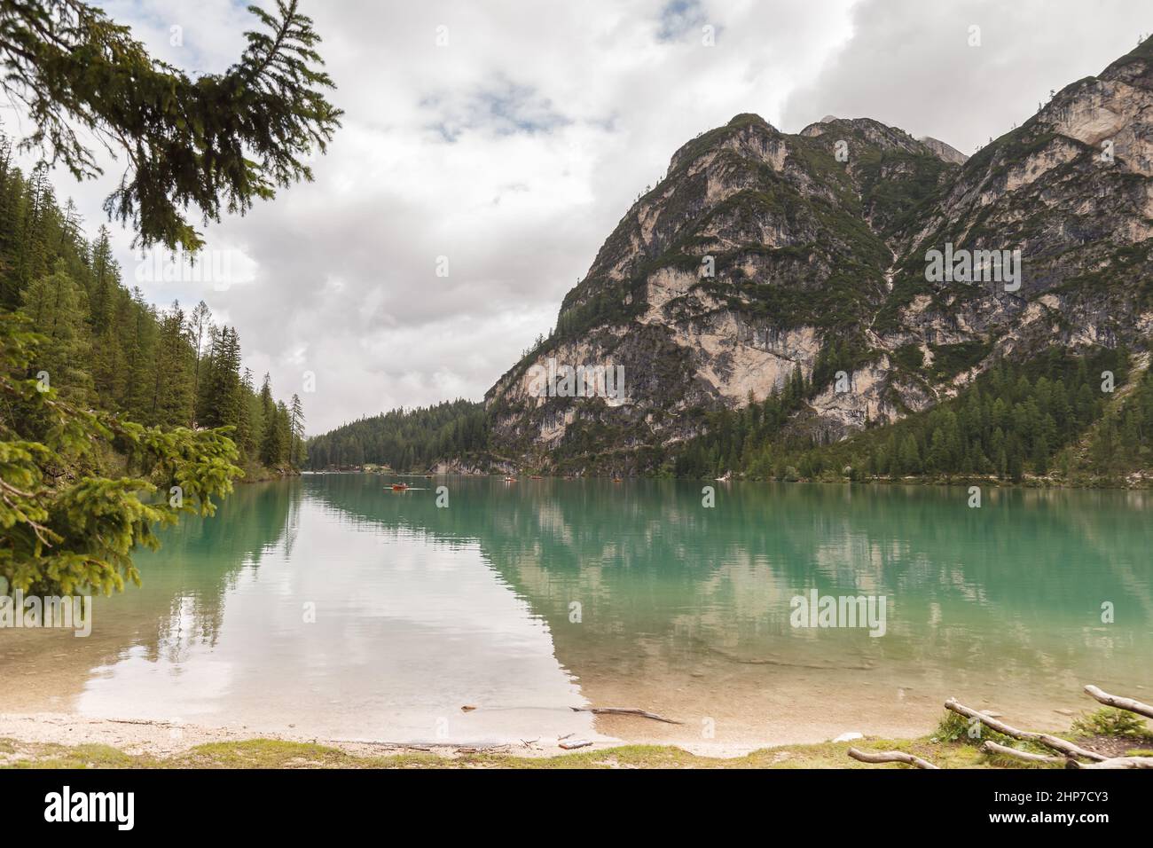 Lago di Braies un bellissimo lago di montagna sulle Dolomiti d'Italia Foto stock - Alamy