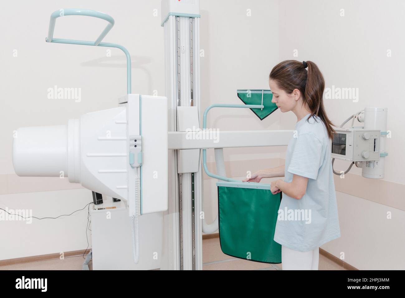 Sala di radiologia ospedaliera. Macchina a raggi X per fluorografia ...