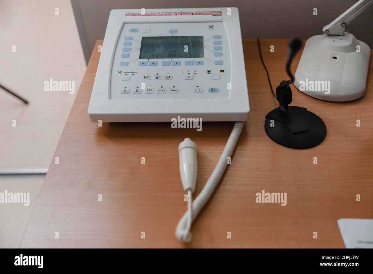 Sala di radiologia ospedaliera. Telecomando del dispositivo per ...