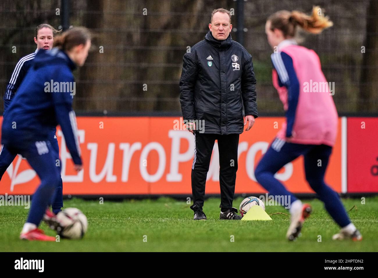 Rotterdam, Paesi Bassi. 22 febbraio 2022, Rotterdam - (l-r) Capo Coach ...