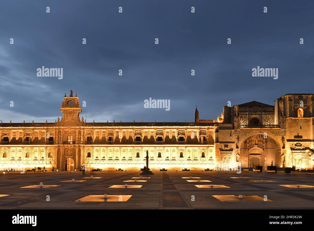 Convento di San Marcos illuminato al crepuscolo - edificio storico ...