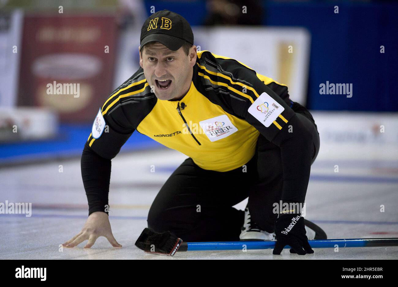 New Brunswick skip James Grattan chiama un colpo durante il pareggio ...