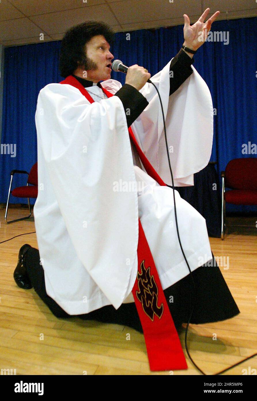 PA PHOTOS / CP - UK USE ONLY : Reverand Dorian Baxter colpisce una posa ...