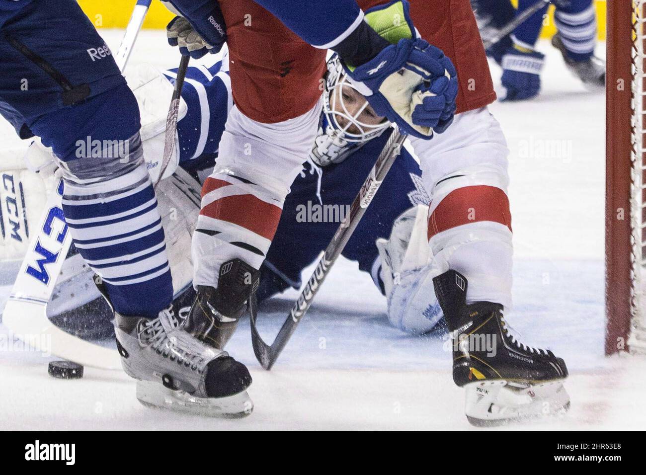 Toronto Maple Leafs goaltender Jonathan Bernier salva ai piedi di ...