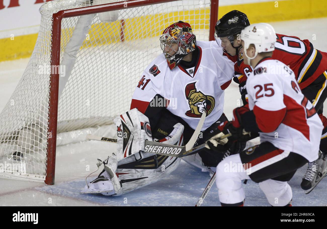 I senatori di Ottawa goalie Craig Anderson guarda indietro alla sua ...