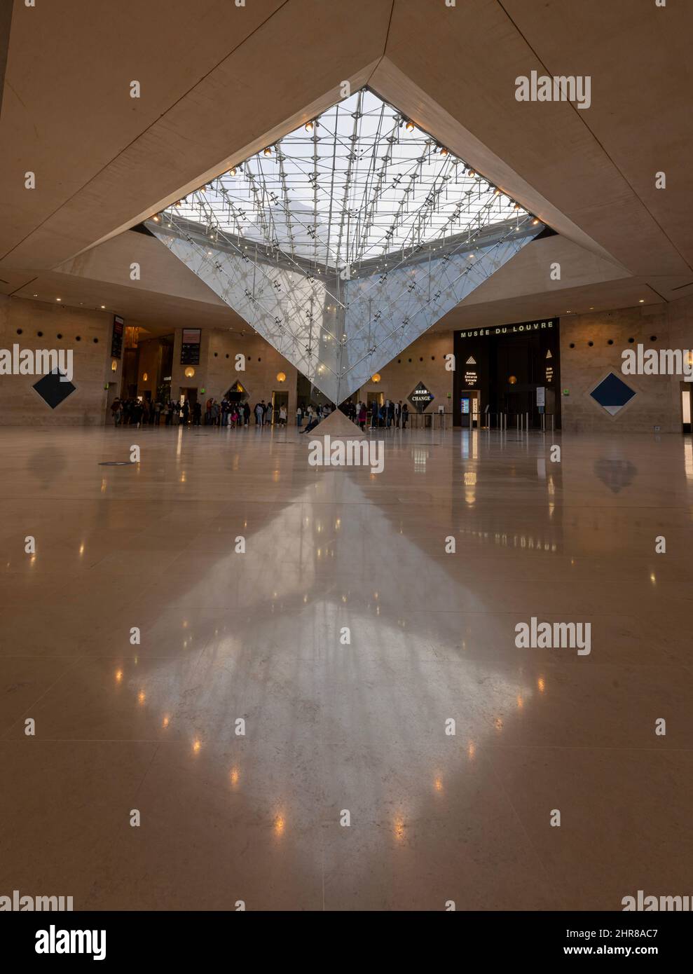 Scultura a piramide rovesciata immagini e fotografie stock ad alta ...