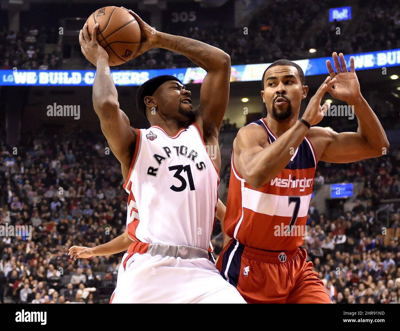 Il Toronto Raptors' Terrence Ross si muove sotto pressione mentre le ...