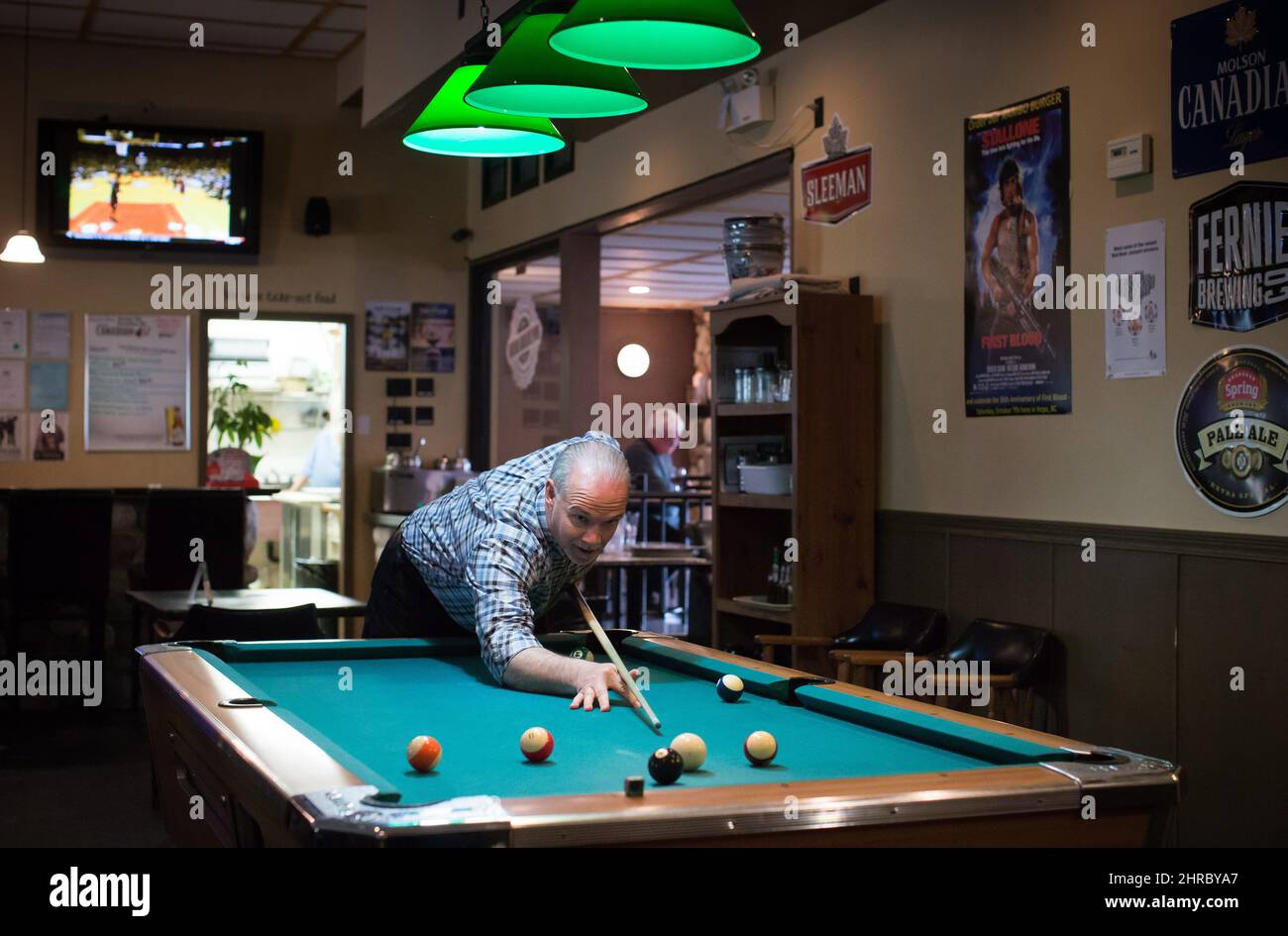 Il leader NDP John Horgan prende un colpo mentre gioca a biliardo ...