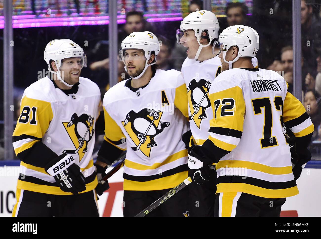Il centro di Pittsburgh Penguins Evgeni Malkin, secondo da destra ...