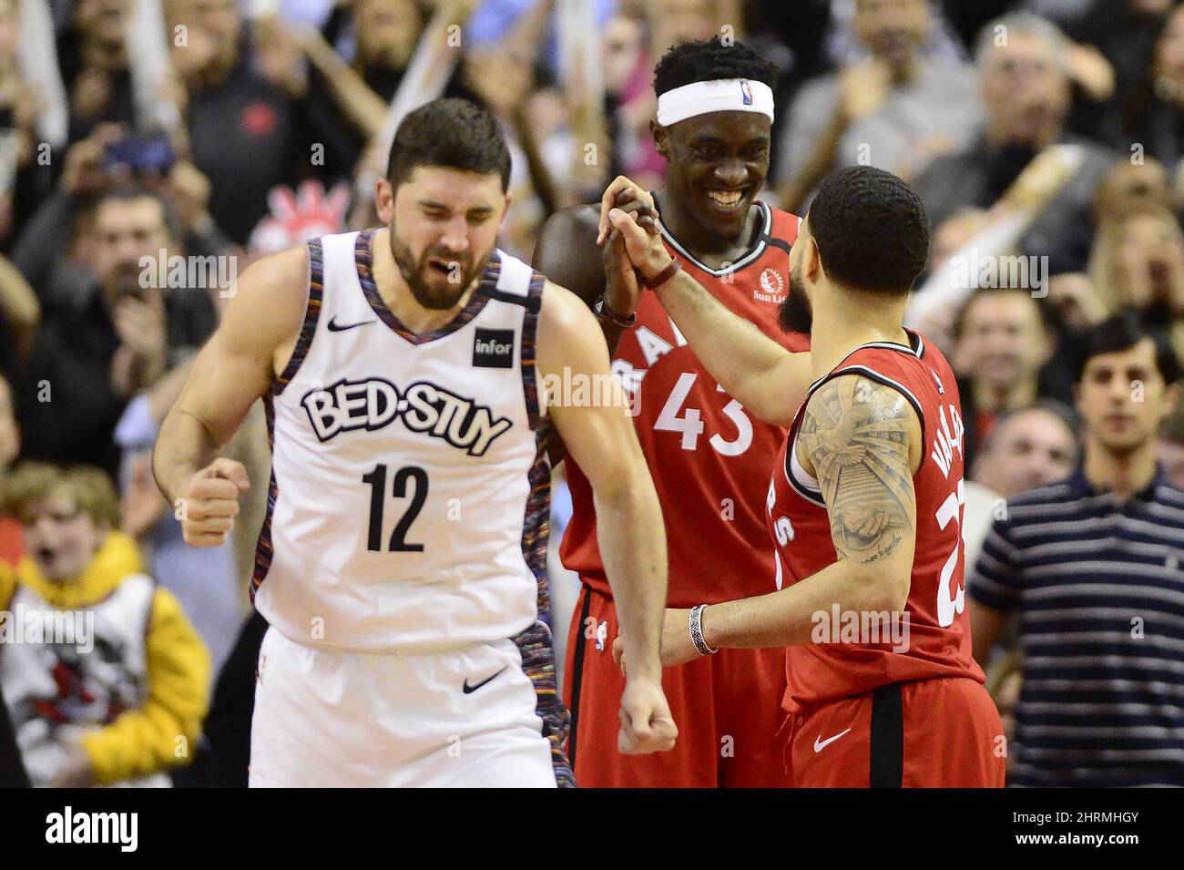 Brooklyn Nets Forward Joe Harris (12) reagisce come Toronto Raptors ...