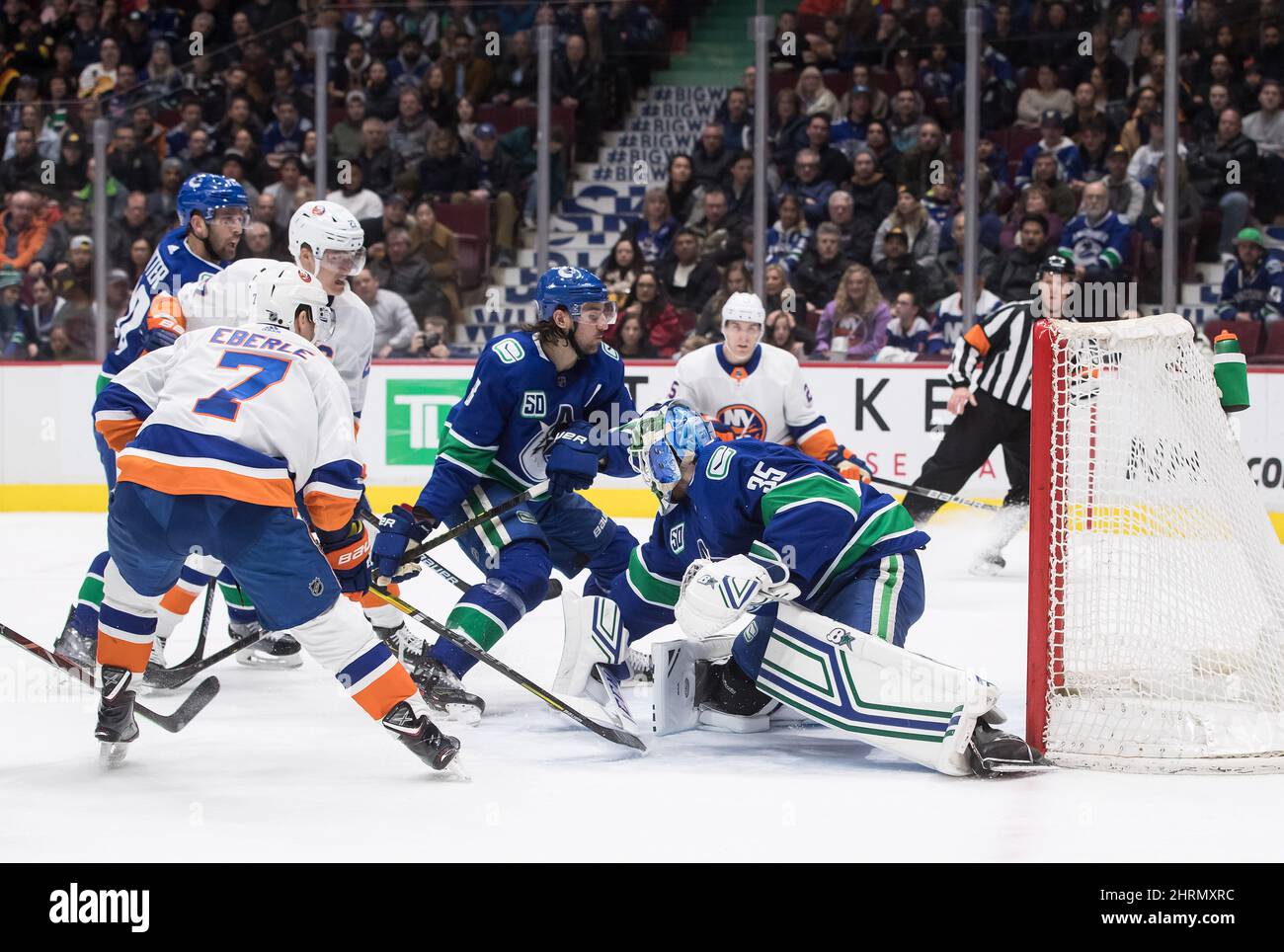 Jordan Eberle (7) segna contro Vancouver Canucks goalie Thatcher Demko ...