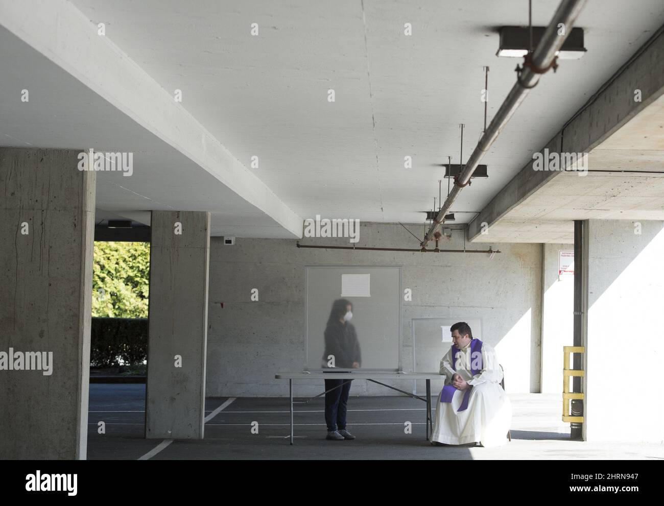 Sacerdote in residenza, Padre Nick Meisl ascolta una confessione ...