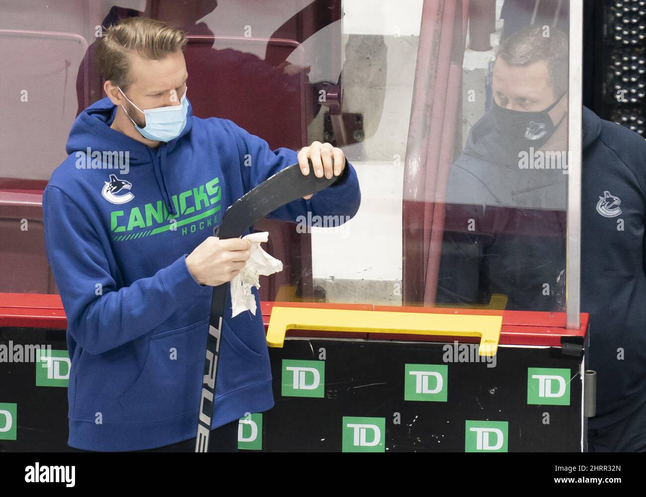 Vancouver Canucks Alex Edler indossa una maschera protettiva per il ...