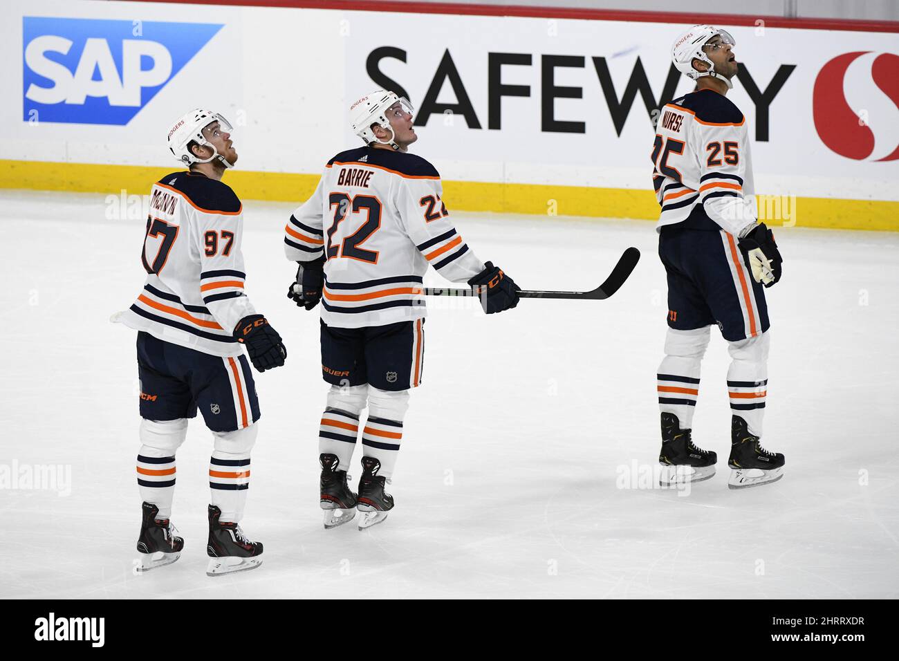 Edmonton Oilersâ€™ Connor McDavid (97) guarda il replay in seguito a un ...