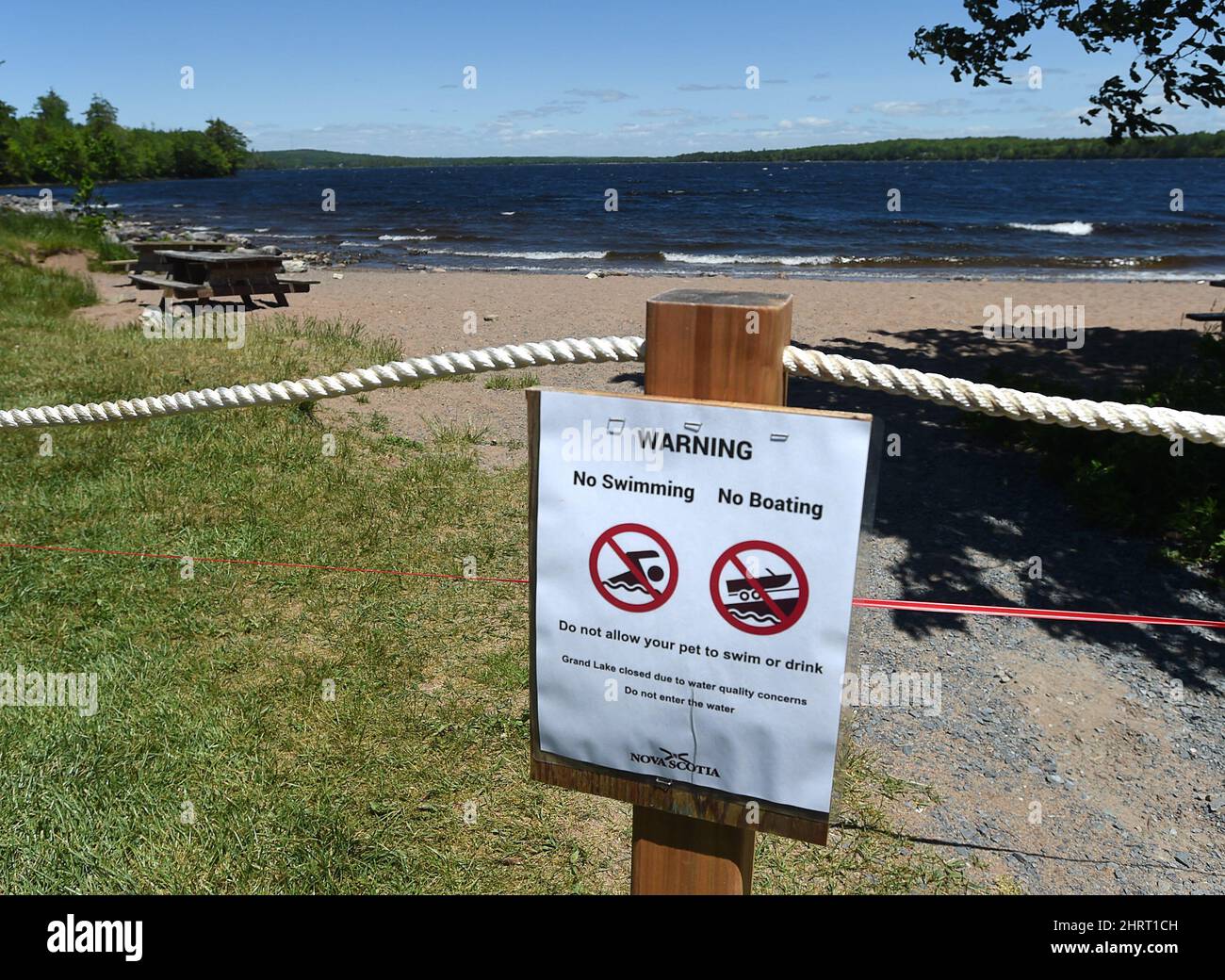 Un cartello segna una spiaggia chiusa sul Grand Lake nell'Oakfield ...