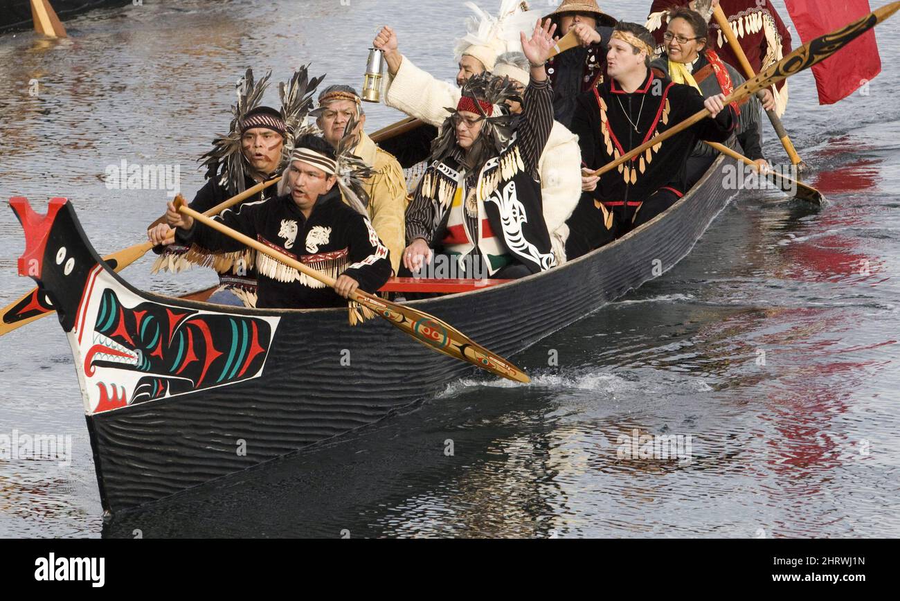 I leader delle prime Nazioni portano la fiamma olimpica a riva in canoa ...