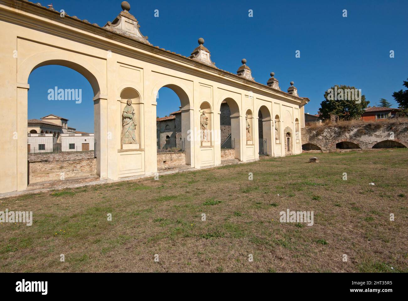 Ninfeo con statue raffiguranti le virtù del giardino di Palazzo Vitelli ...
