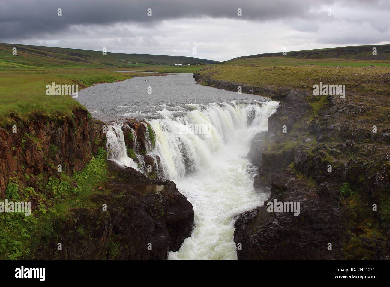 Isola - Efrifoss-Wasserfall und Kolugljúfur-Schlucht/ Iceand - cascata ...
