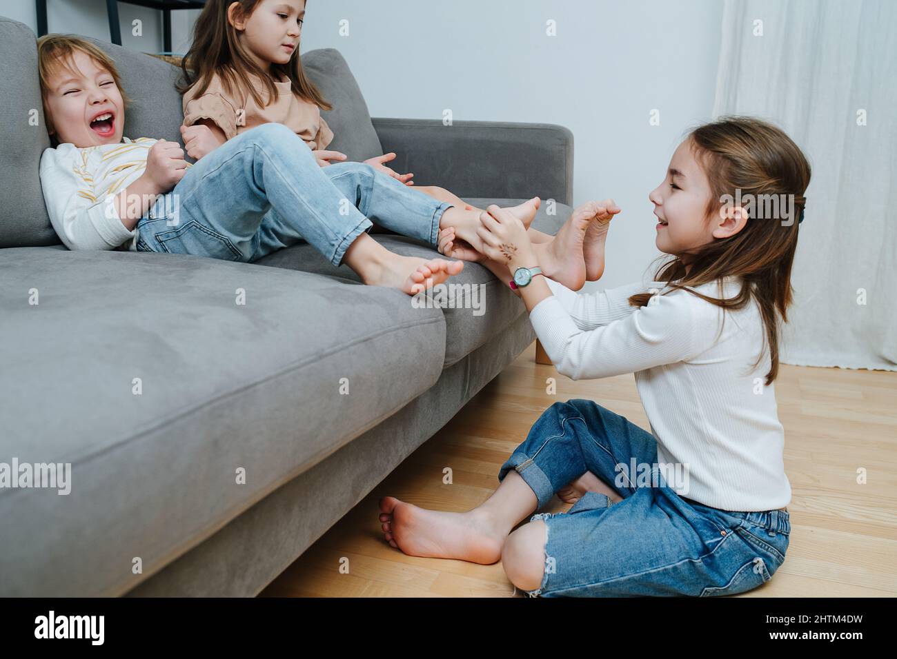 Tickling boy feet immagini e fotografie stock ad alta risoluzione - Alamy