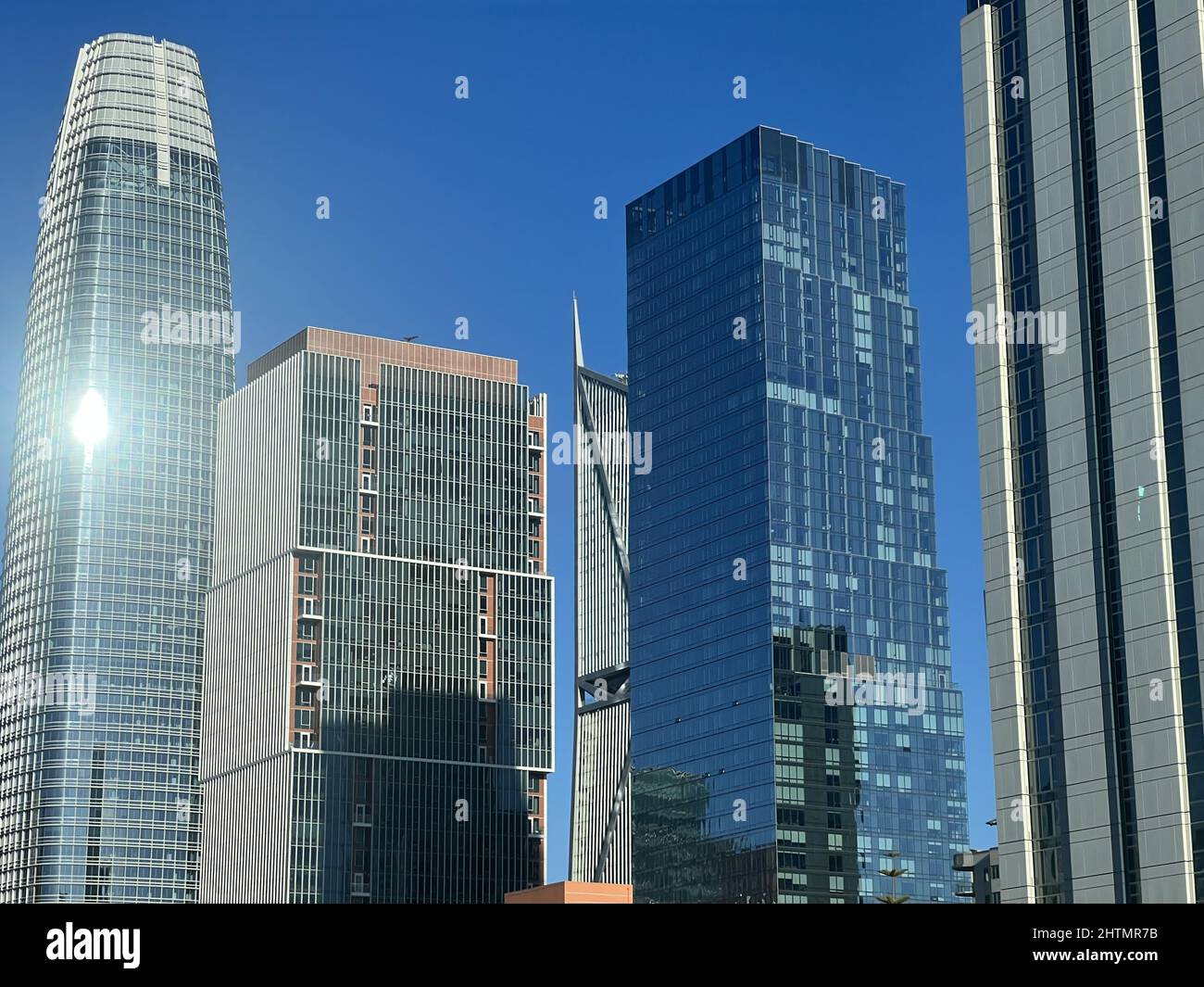 Gli edifici, tra cui la Salesforce Tower e la Millenium Tower, sono ...
