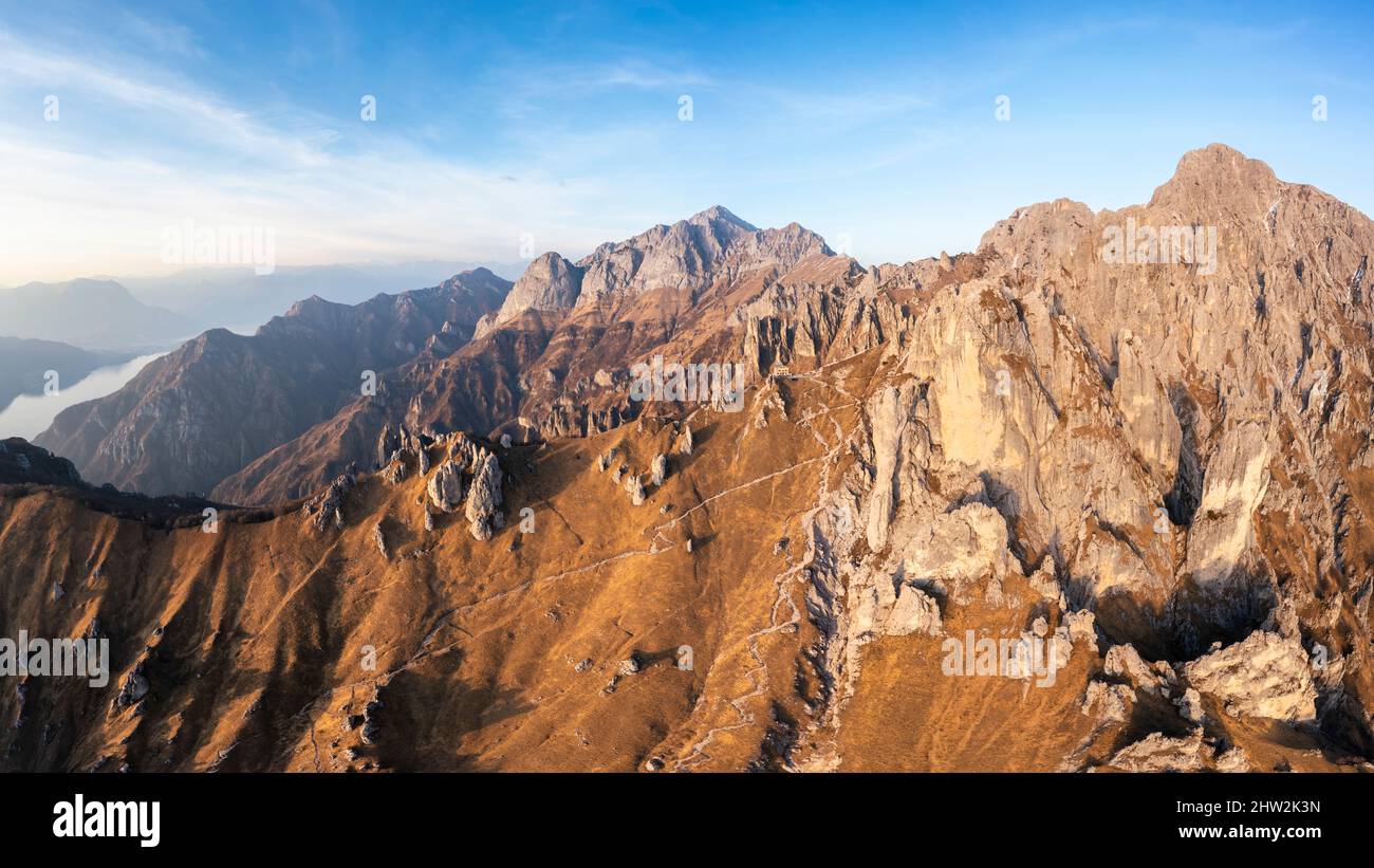 Veduta aerea del Rifugio Rosalba e Grigna al tramonto. Piani Resinelli ...