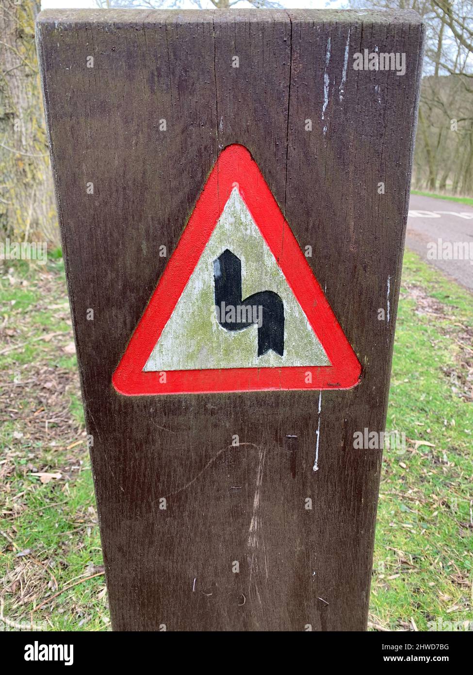 Segnali di curvatura a Draycott Water Southern Water Warwickshire Road ...