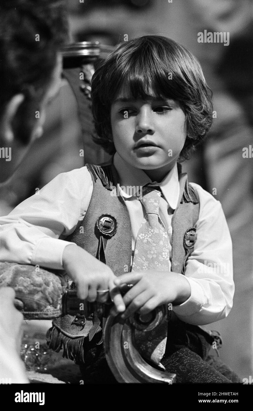 Roger Moore e Tony Curtis combattono l'uno con l'altro sul set dei ...