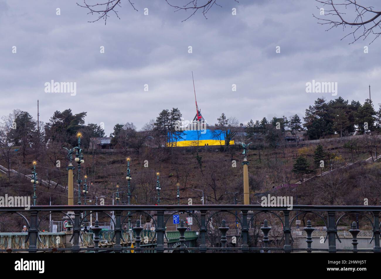 La gigantesca bandiera Ucraina blu e gialla è appesa all'ex monumento ...