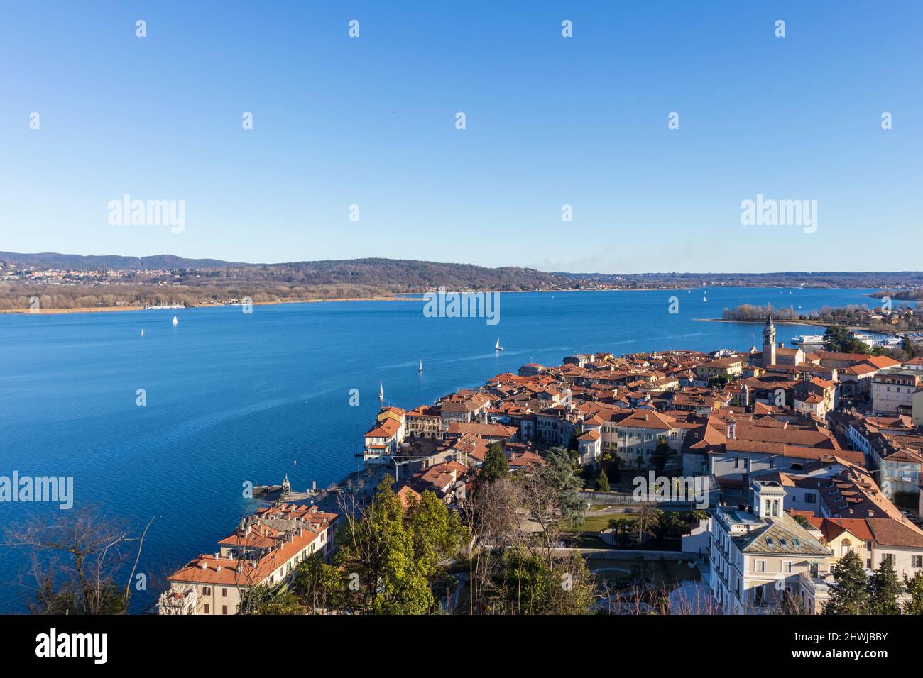 Veduta aerea della città di Arona (Piemonte, Italia). La città di Arona ...