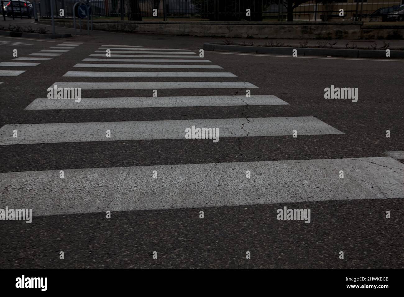 Strisce pedonali sulla strada immagini e fotografie stock ad alta ...