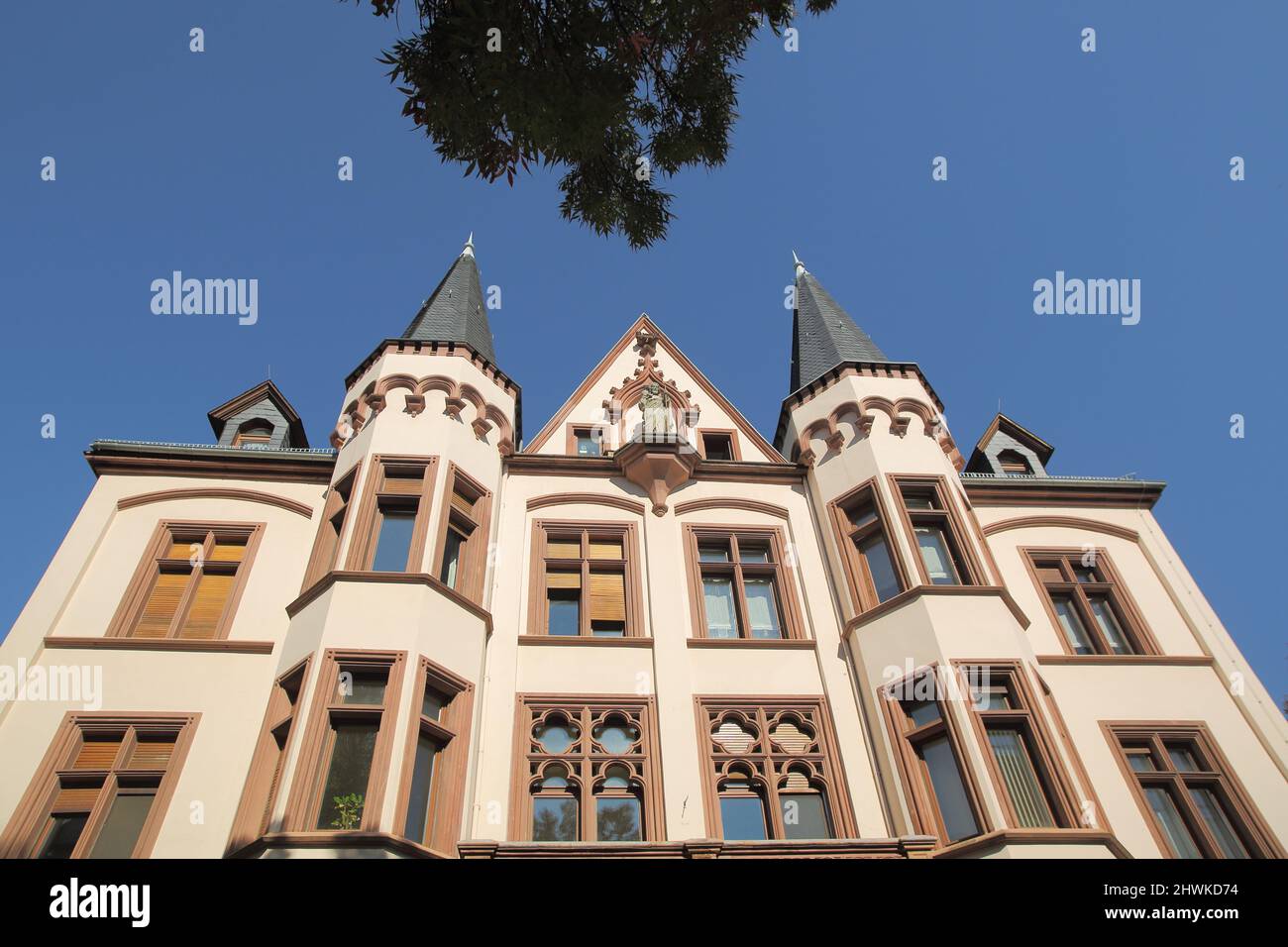 Gothic villa immagini e fotografie stock ad alta risoluzione - Alamy