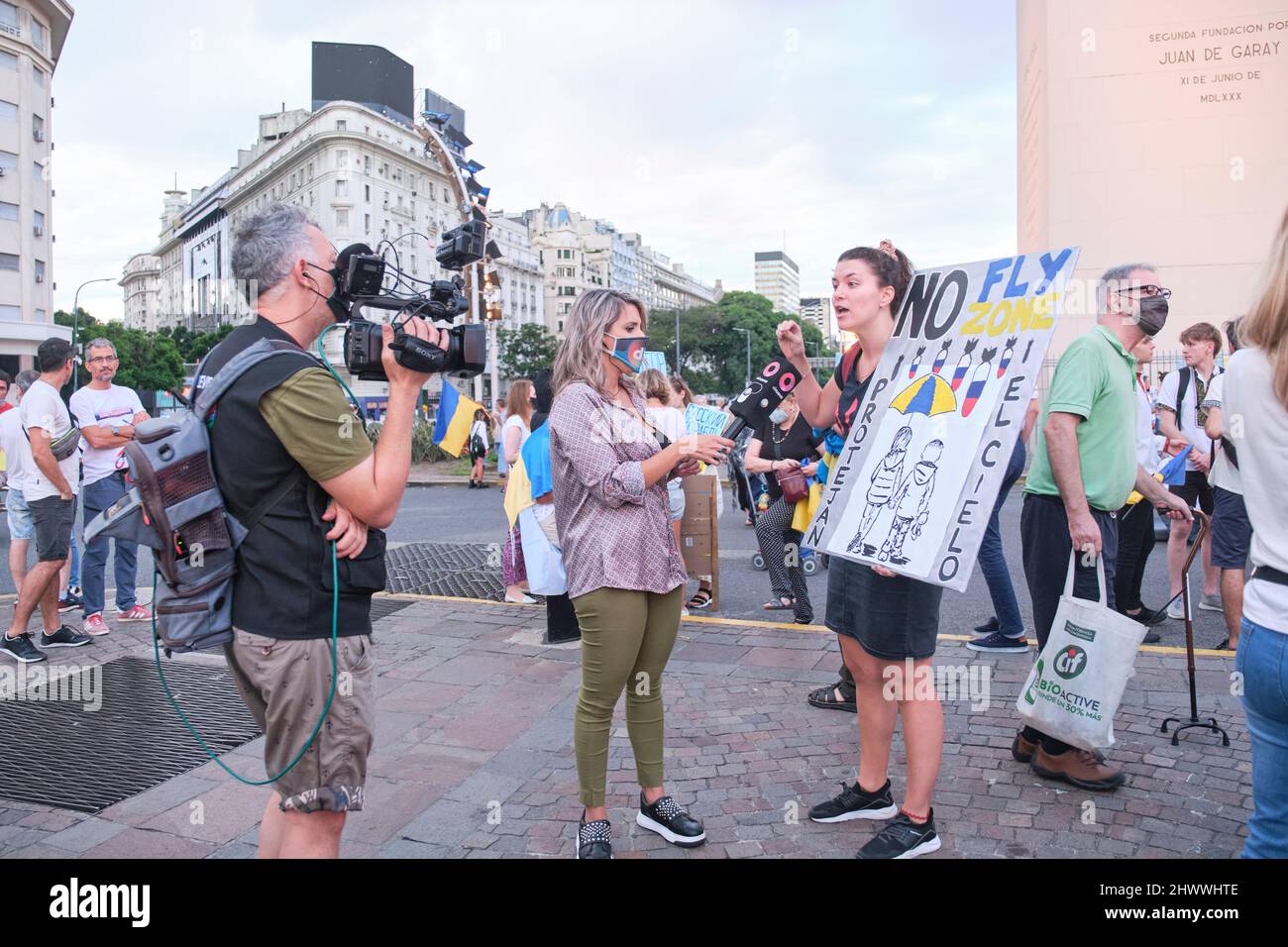 Buenos Aires, Argentina; 6 marzo 2022: marcia per la pace in Ucraina ...