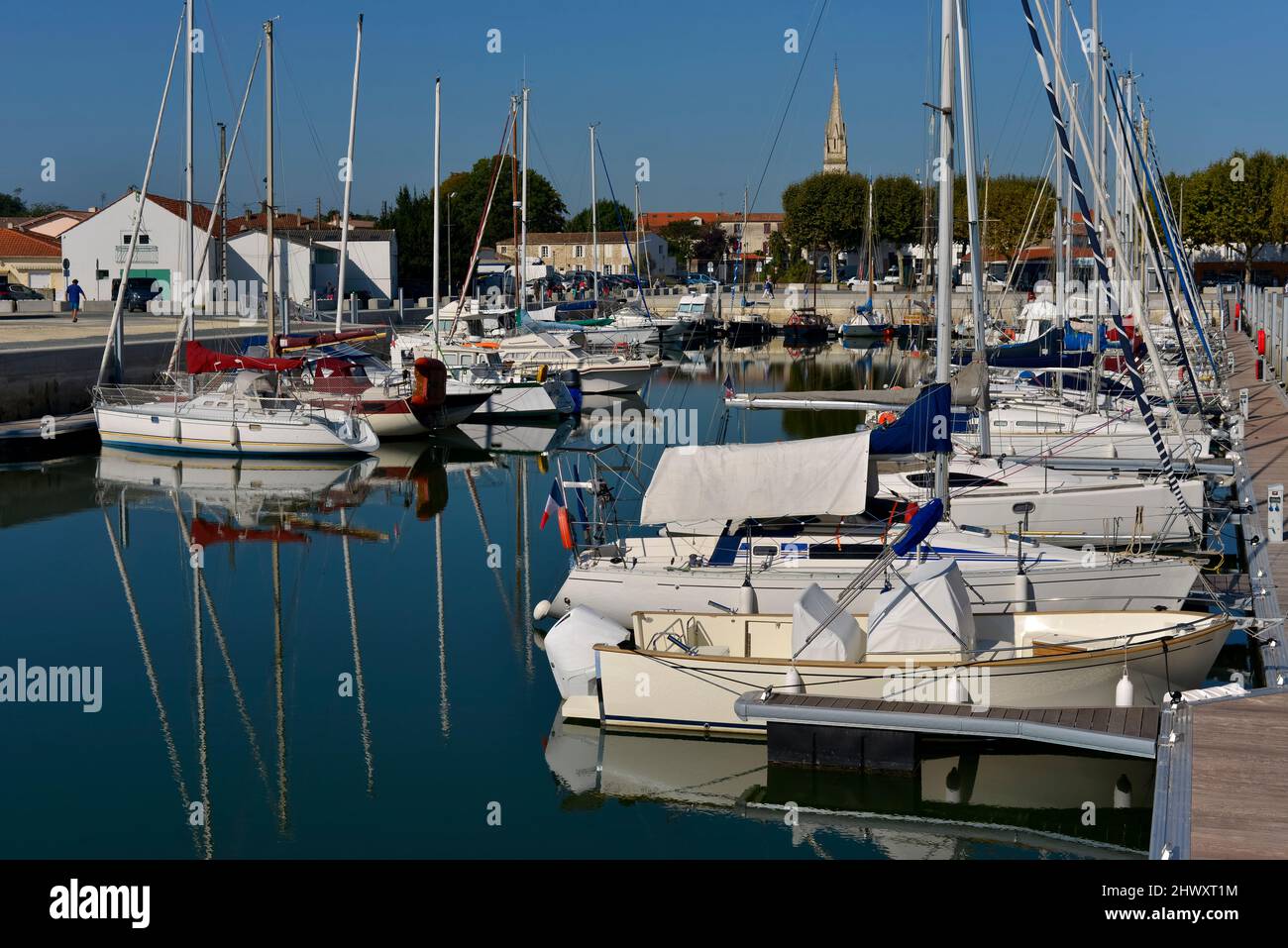 Barca che naviga in un porto turistico immagini e fotografie stock ad ...