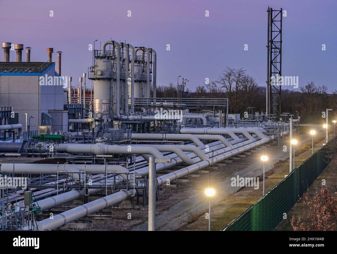08 marzo 2022, Brandeburgo, Mallnow: Impianti della stazione di ...