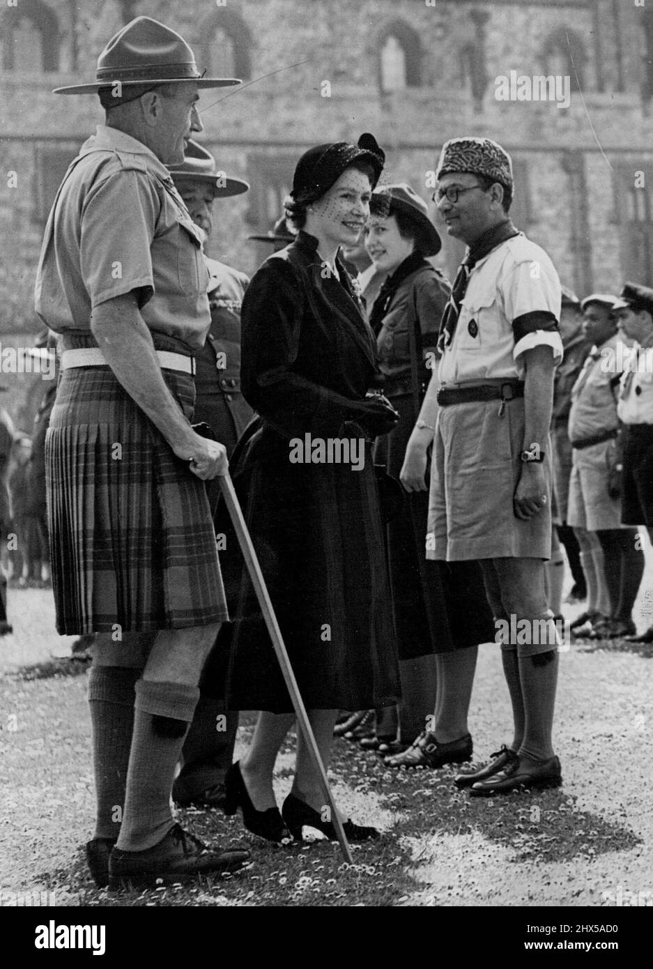 La Regina e i suoi Scout - la Regina, accompagnati dal capo scout, Lord ...