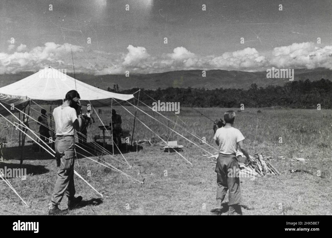 'Shangri-la' Valley Rescue. A sinistra - Capitano Cecil Walters ...