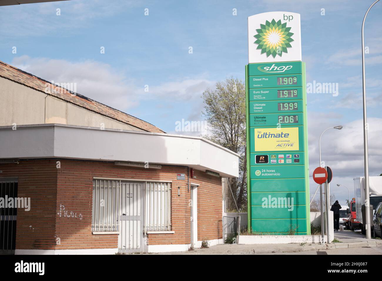 Madrid, Spagna. 12 marzo 2022: Il totem BP British Petroleum mostra i ...