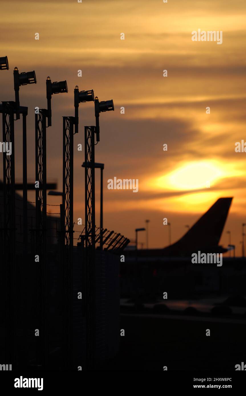 Aereo che atterra al tramonto immagini e fotografie stock ad alta ...
